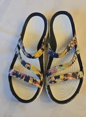 CROCS | Shoes | Euc Crocs Womens Abstract Slides | Poshmark